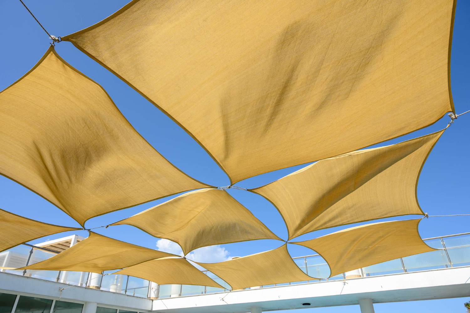 Sun Sail Shades: Benefits for Restaurants | Perry's Shades